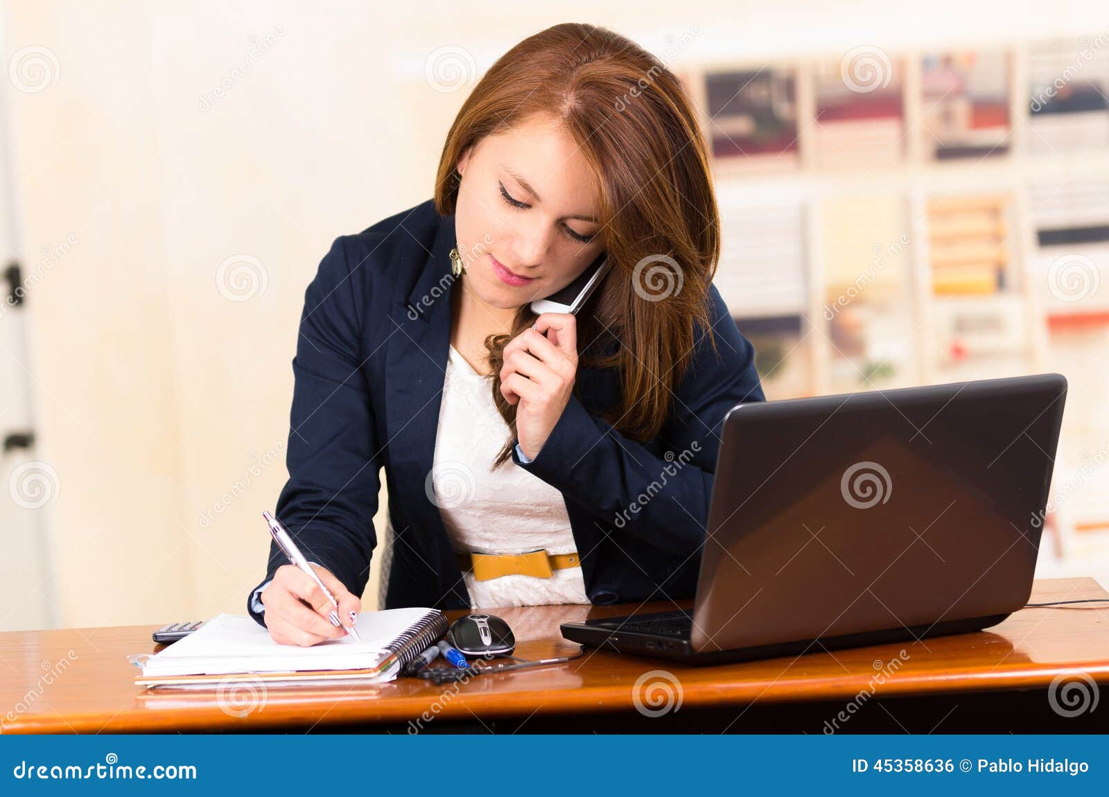 Secretaresse Die De Telefoon Van De Cel Met Behulp Van Stock Foto ...