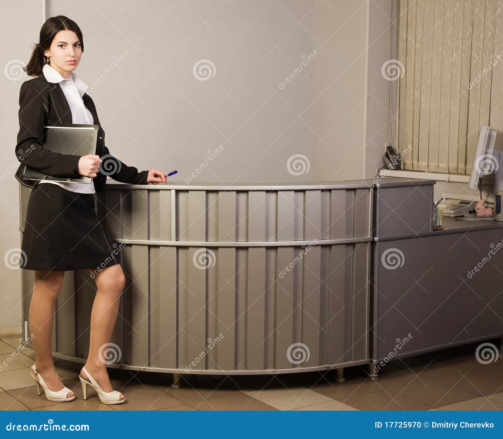 Secretaresse in een bureau stock foto. Image of aantrekkelijk - 17725970