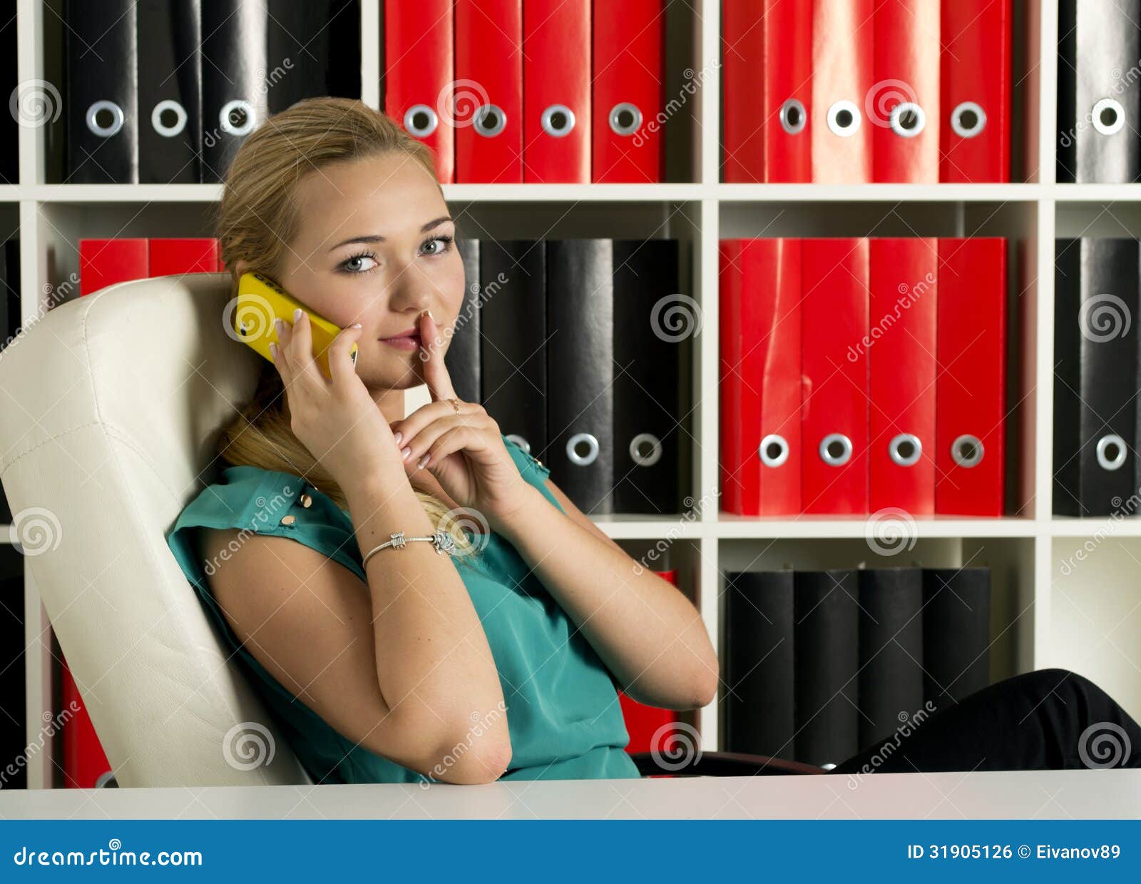 Secretaresse op het werk stock foto. Image of bellen - 31905126
