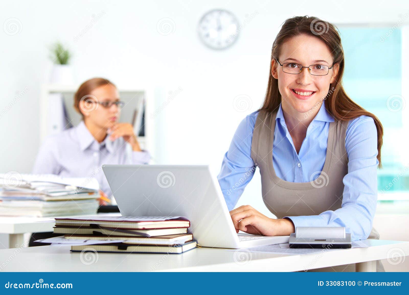 Secretaresse op het werk stock foto. Image of eigentijds - 33083100