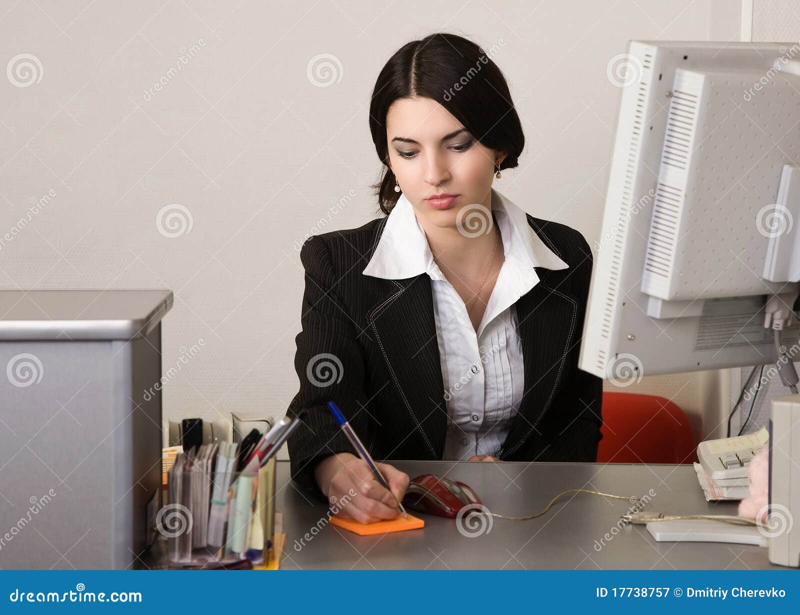 Secretaria en una oficina imagen de archivo. Imagen de negocios - 17738757