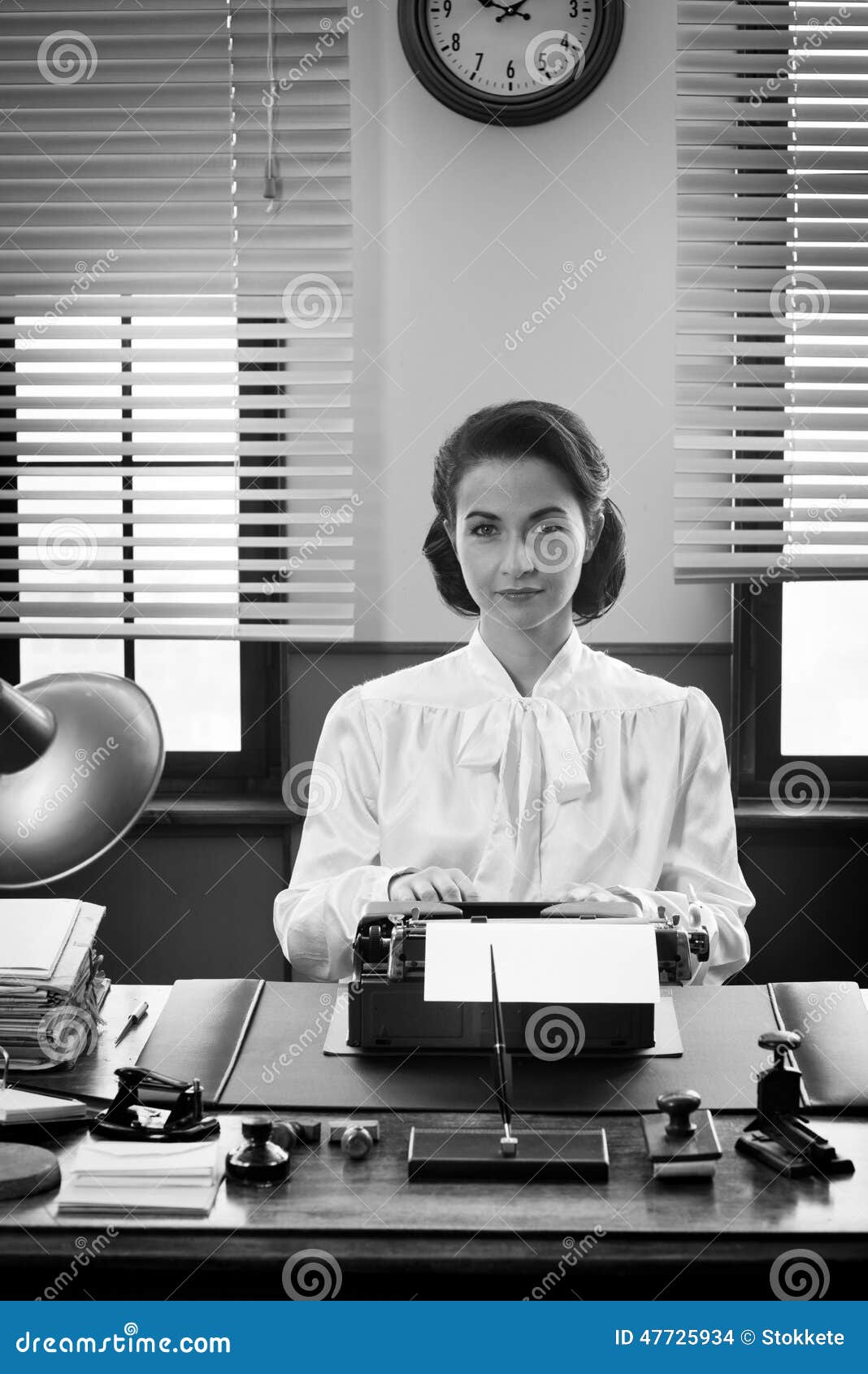 Secretaria Sonriente En El Trabajo Foto de archivo - Imagen de ...