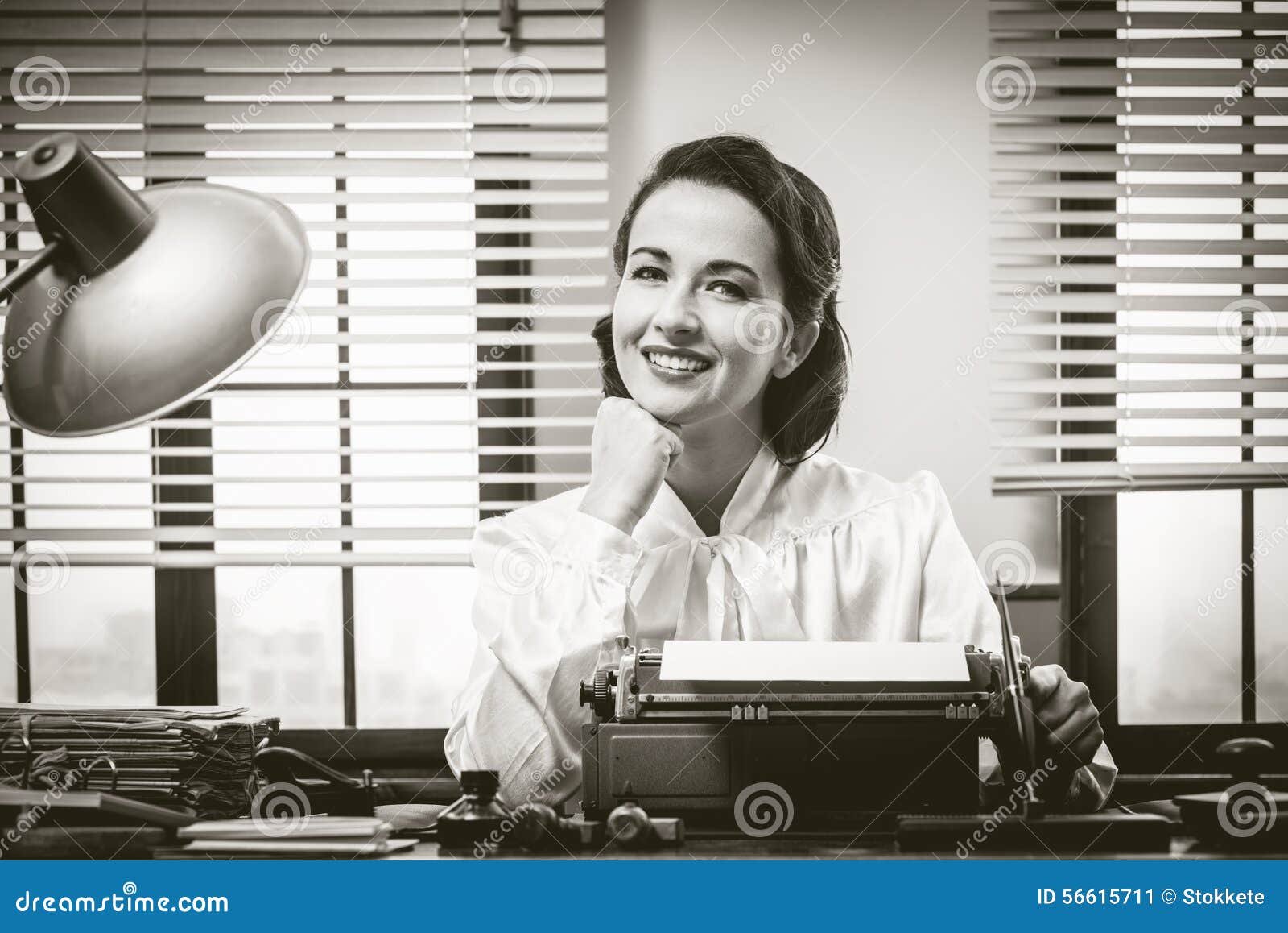 Secretaria Sonriente En El Trabajo Imagen de archivo - Imagen de ...