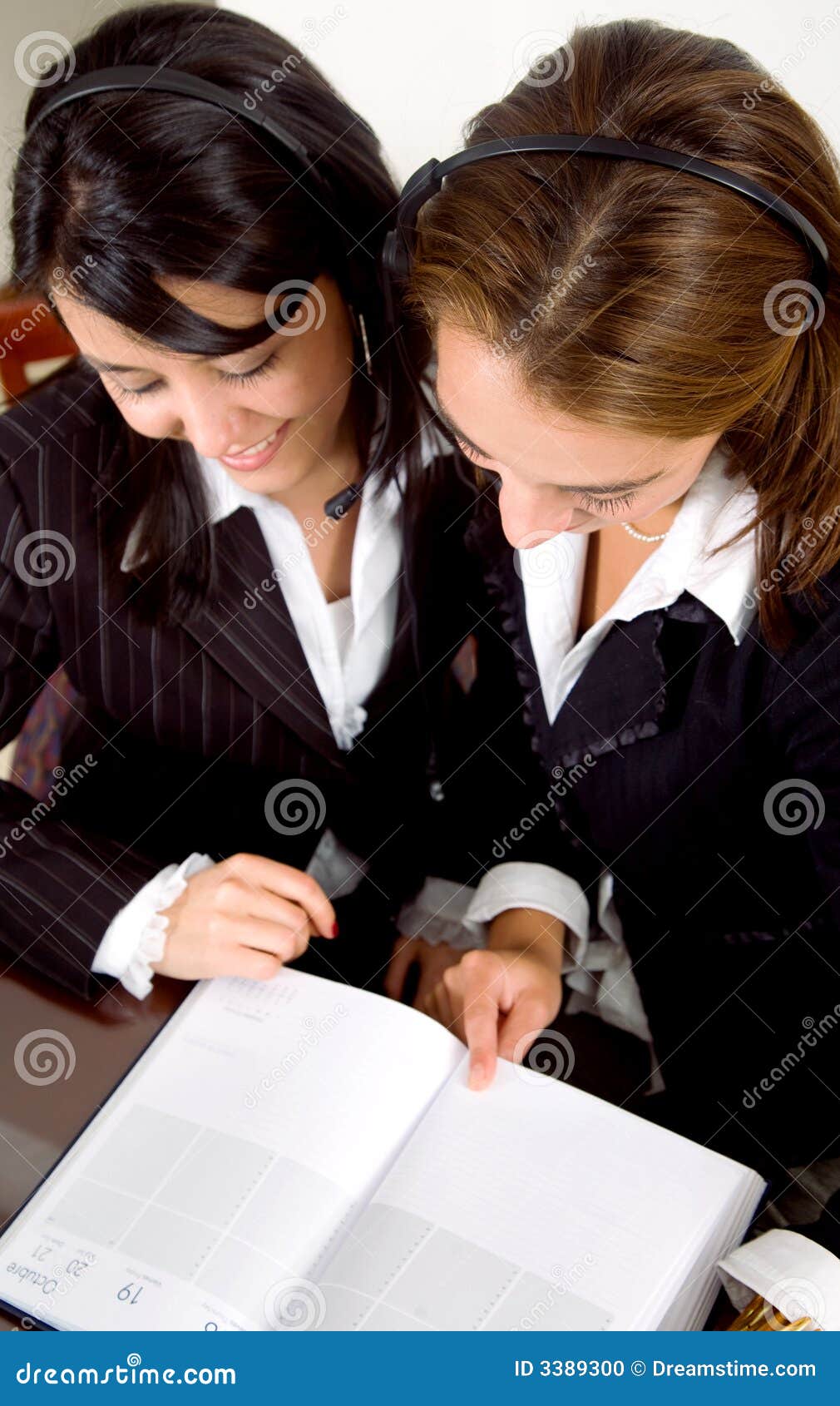 Secretarias de la oficina foto de archivo. Imagen de hermoso - 3389300