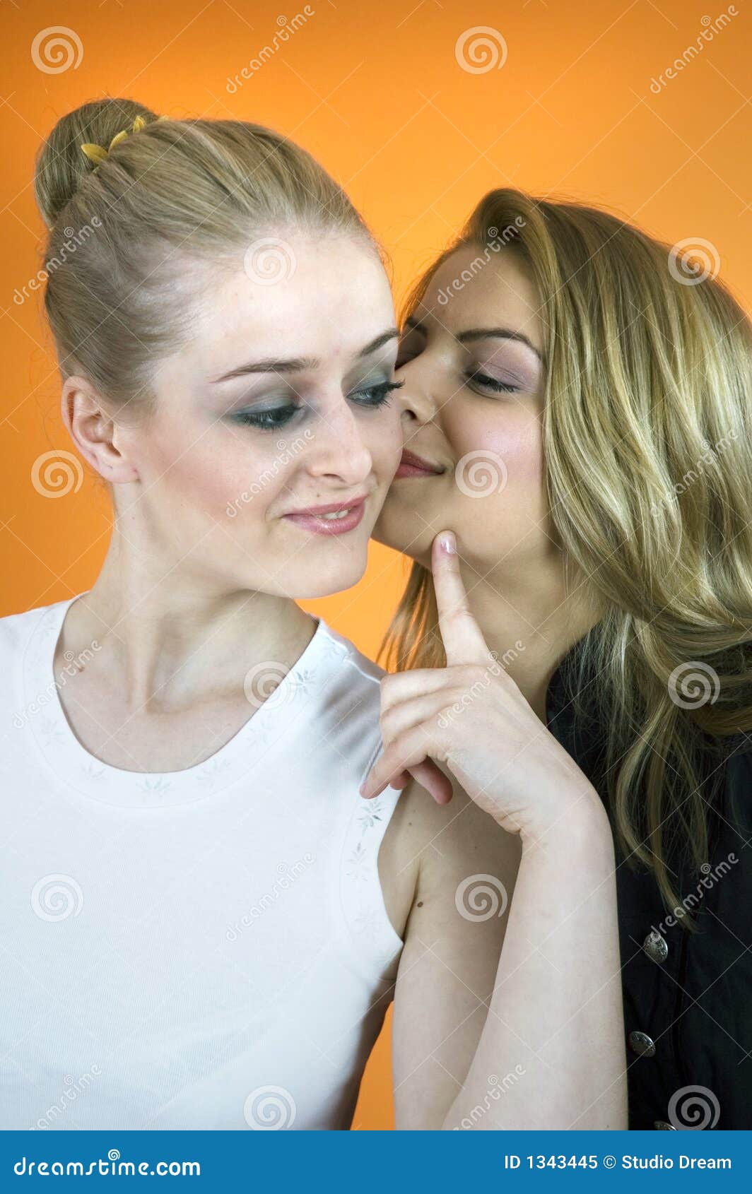 Secretos entre amigos imagen de archivo. Imagen de proximidad - 1343445