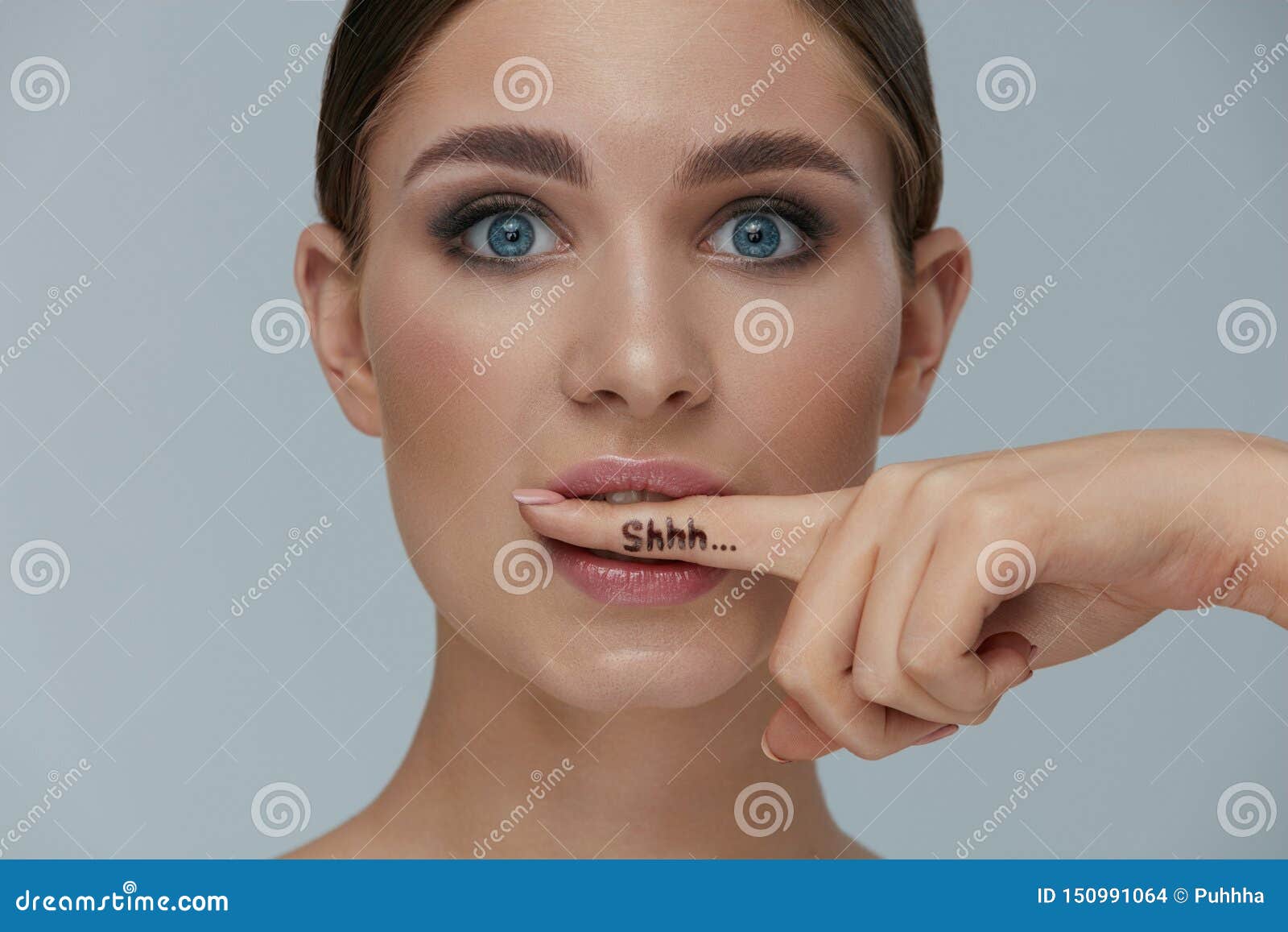 Secrets De Beauté Femme Avec Chichi écrit Sur Le Doigt Dans La Bouche