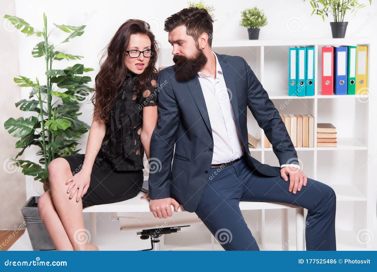 Secrétaire Et Directeur Sexy Laffaire Du Travail De Bureau Collègue