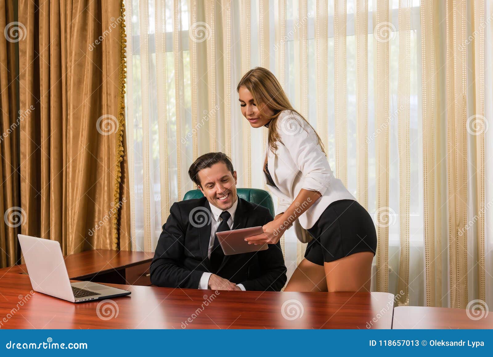 Secrétaire Sexy Avec Le Comprimé Près Du Patron Dans Le Bureau Image