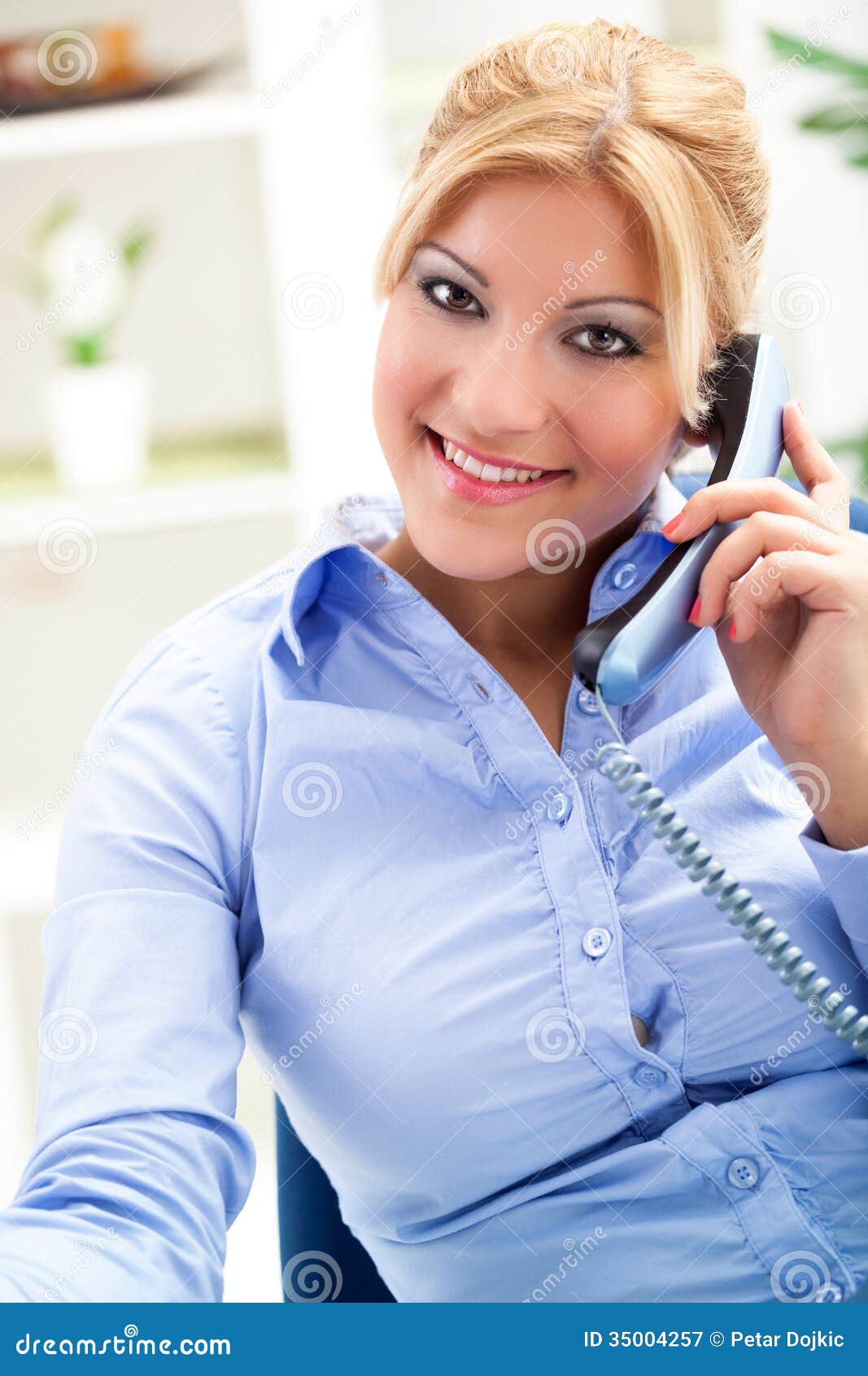 Secrétaire Sexy Sasseyant Dans Le Bureau Et Parlant Au Téléphone Image