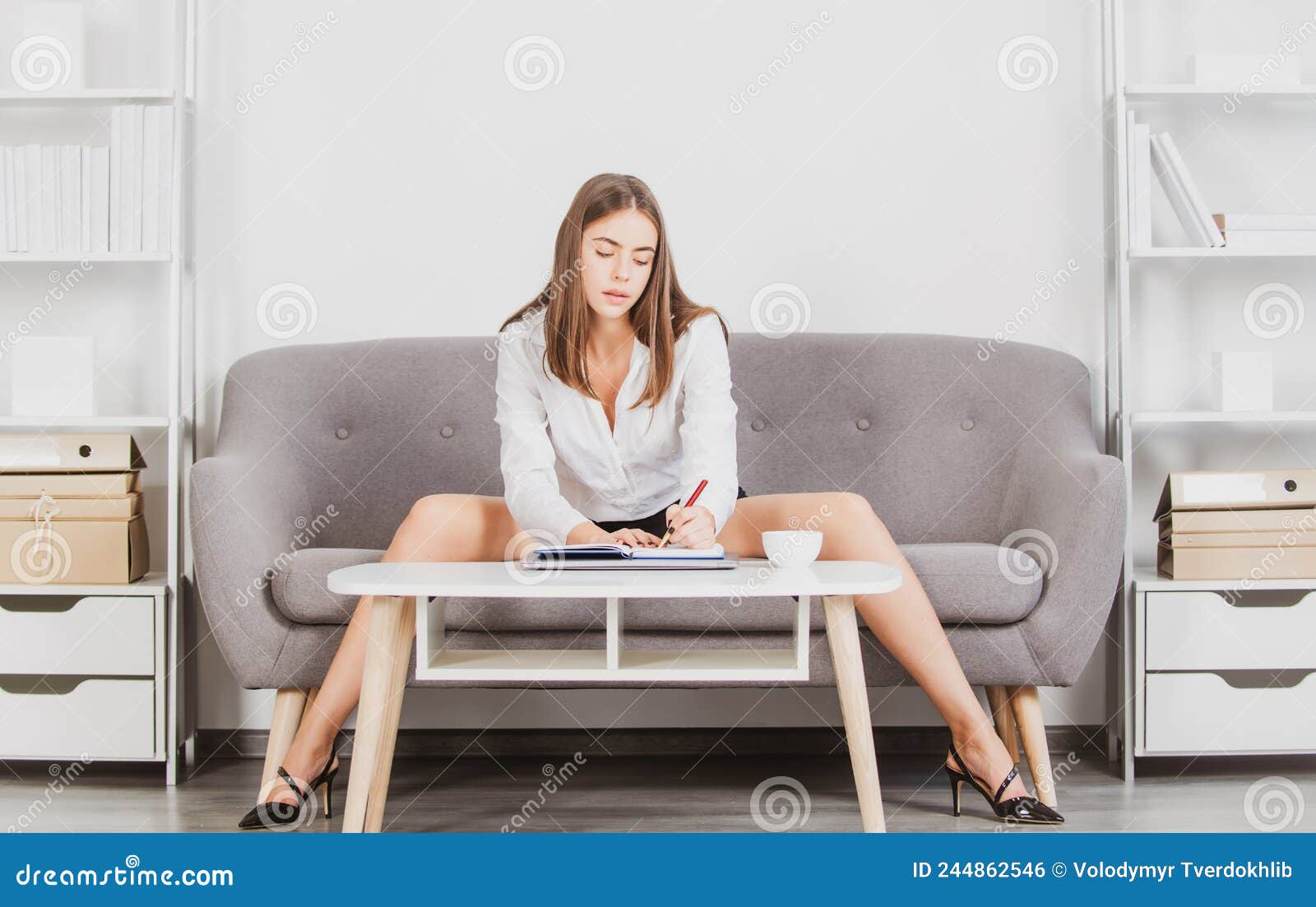 Secrétaire Séduisante Aux Jambes Sexy Assise Sur Un Canapé Dans Son