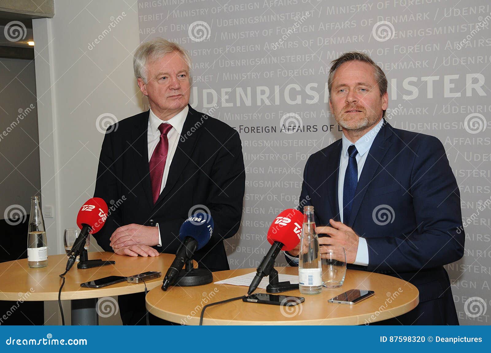 SECTA EXTRANJERA DE DAVID DAVIS CON ANDERS SAMUELSEN Imagen editorial ...