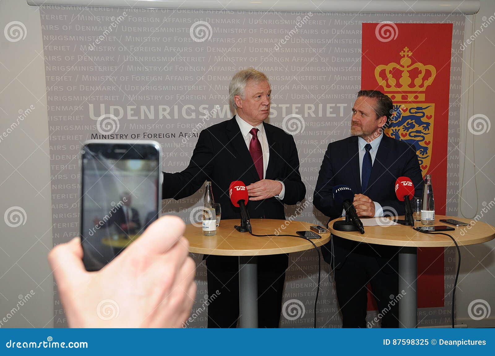 SECTA EXTRANJERA DE DAVID DAVIS CON ANDERS SAMUELSEN Imagen editorial ...