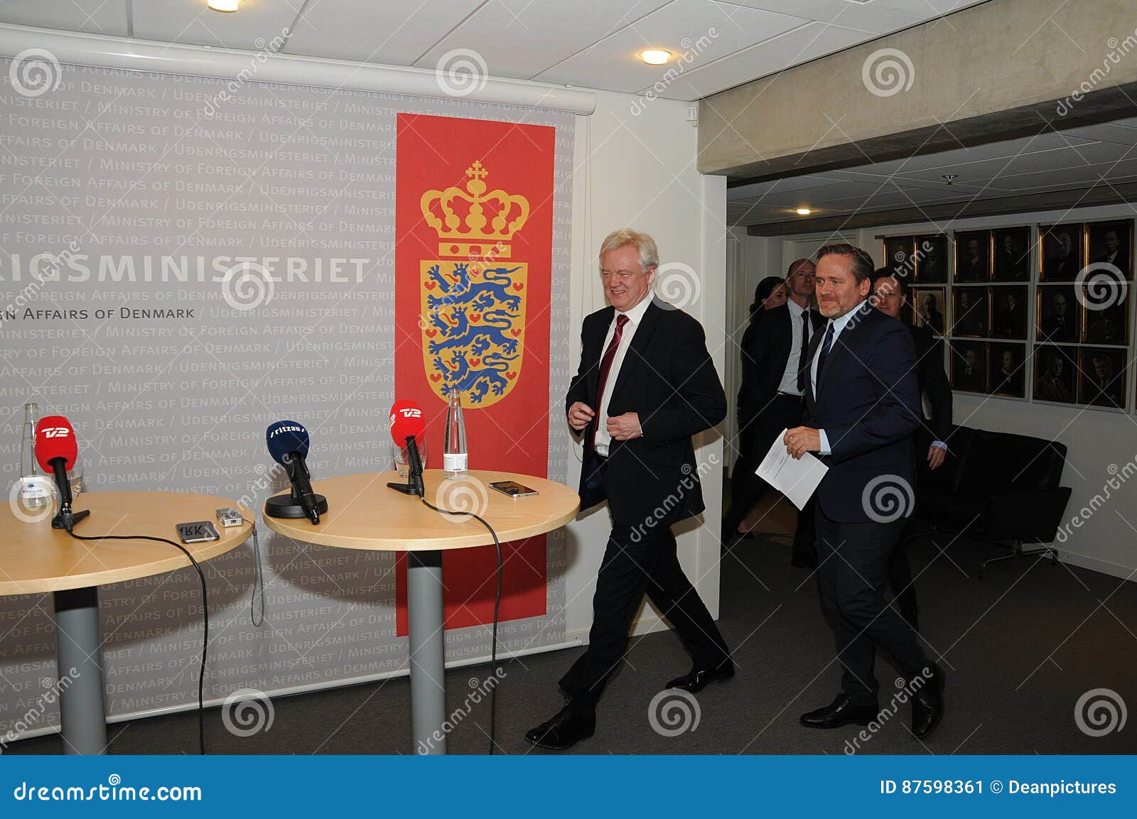 SECTA EXTRANJERA DE DAVID DAVIS CON ANDERS SAMUELSEN Foto editorial ...