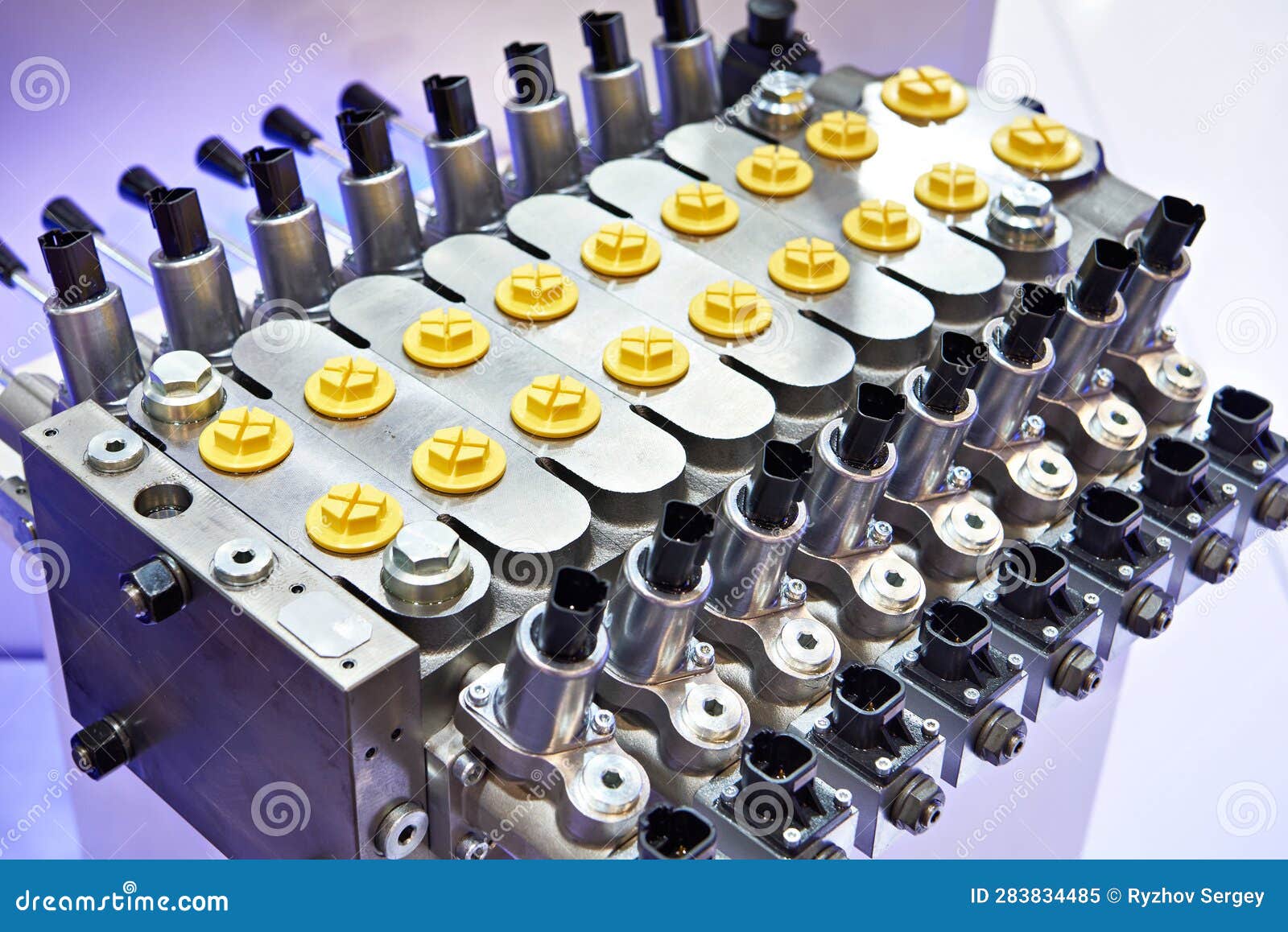 Sectional hydraulic valve stock image. Image of engineering - 283834485