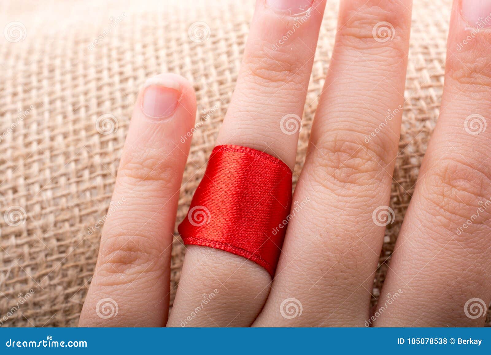 Secuencia Roja Atada Alrededor Del Dedo Anular Foto de archivo - Imagen ...