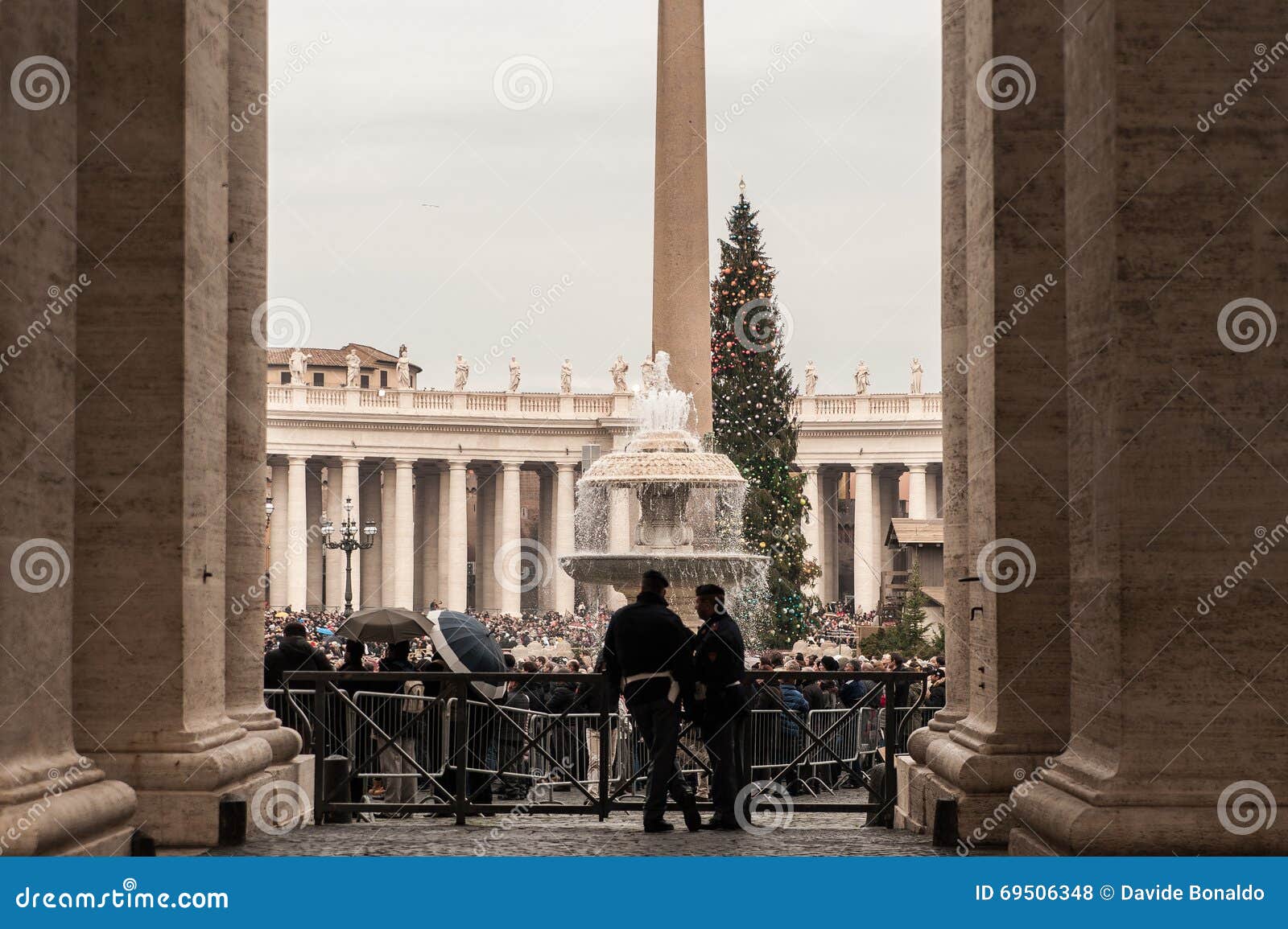 Security Forces Guarding St Peter Square during Jubileum Opening ...