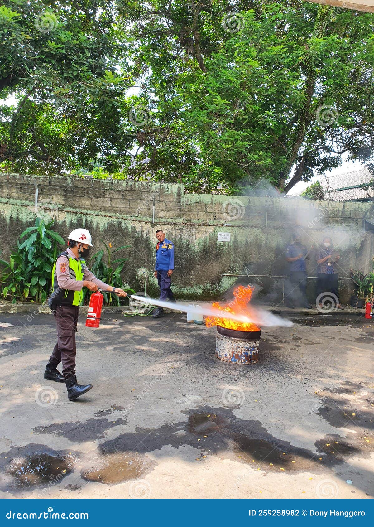 A Security Guard is Fighting a Fire Editorial Photography - Image of ...
