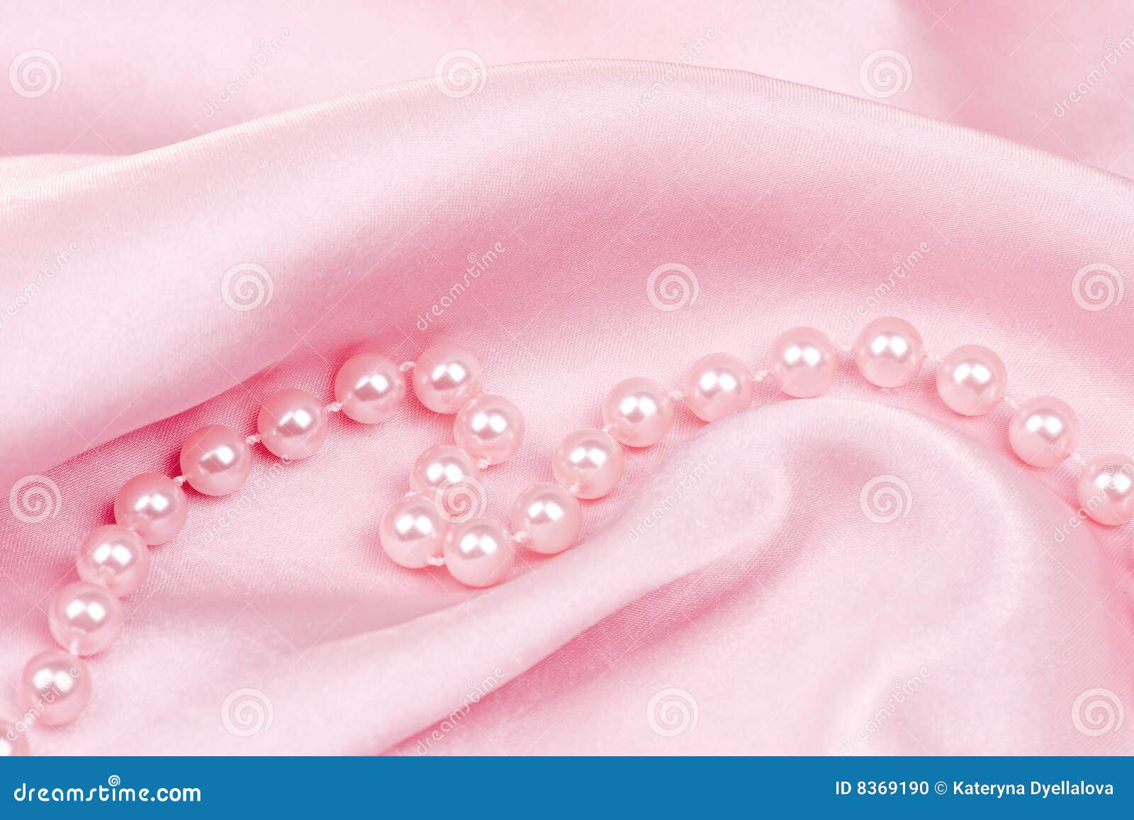 Seda y perlas rosadas foto de archivo. Imagen de bebé - 8369190