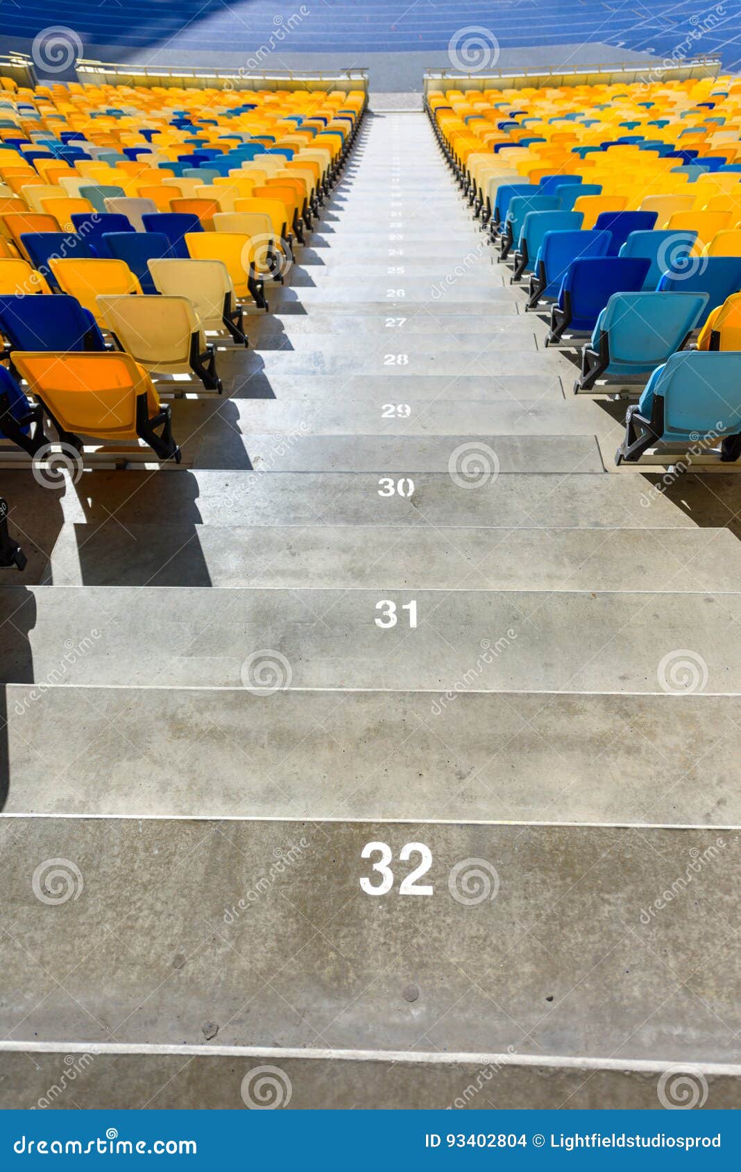 Sedili Dello Stadio E Scale Gialli E Blu Dello Stadio Fotografia Stock ...
