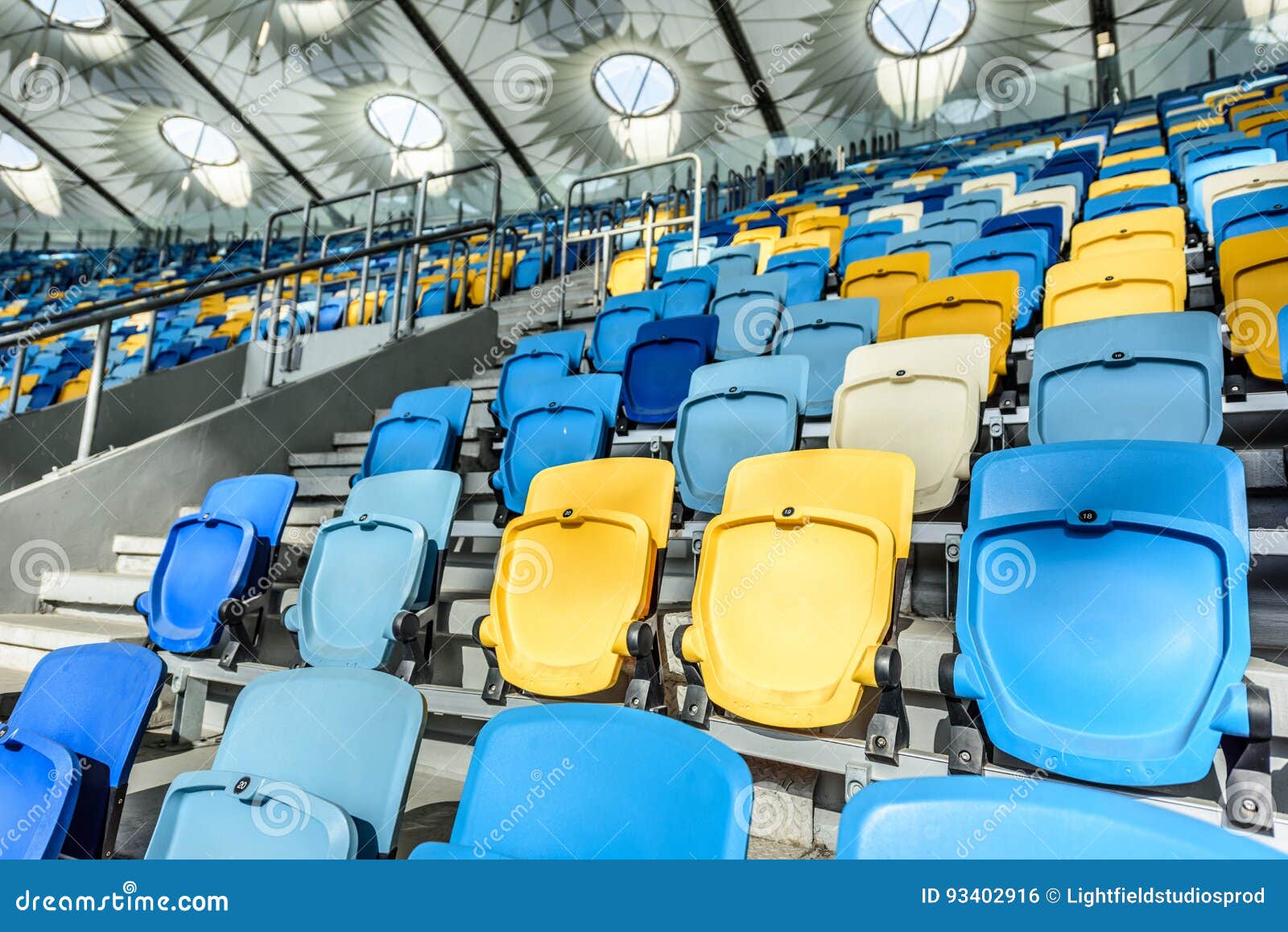 Sedili Dello Stadio E Scale Gialli E Blu Dello Stadio Fotografia Stock ...