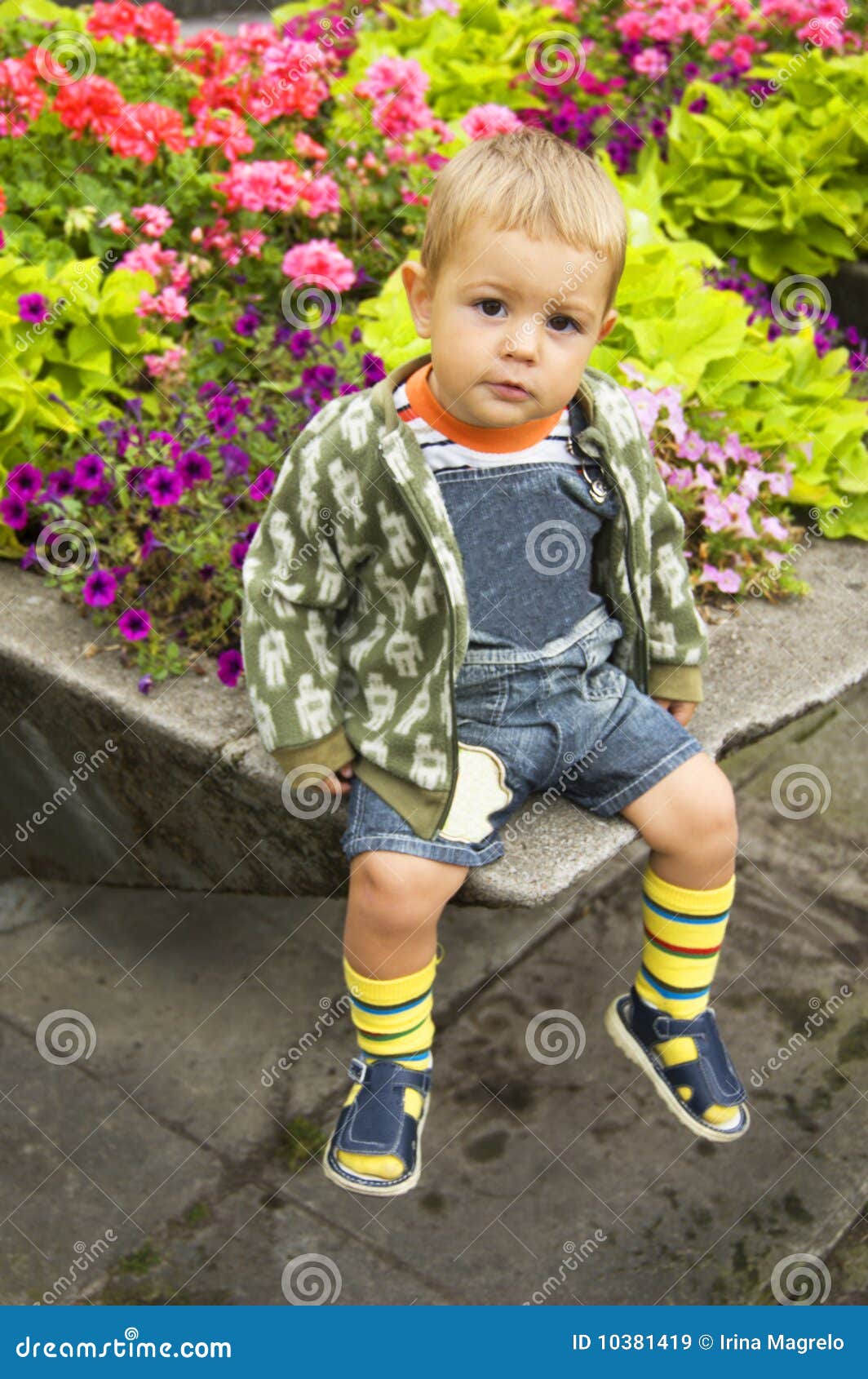 Seduta del bambino immagine stock. Immagine di aperto - 10381419