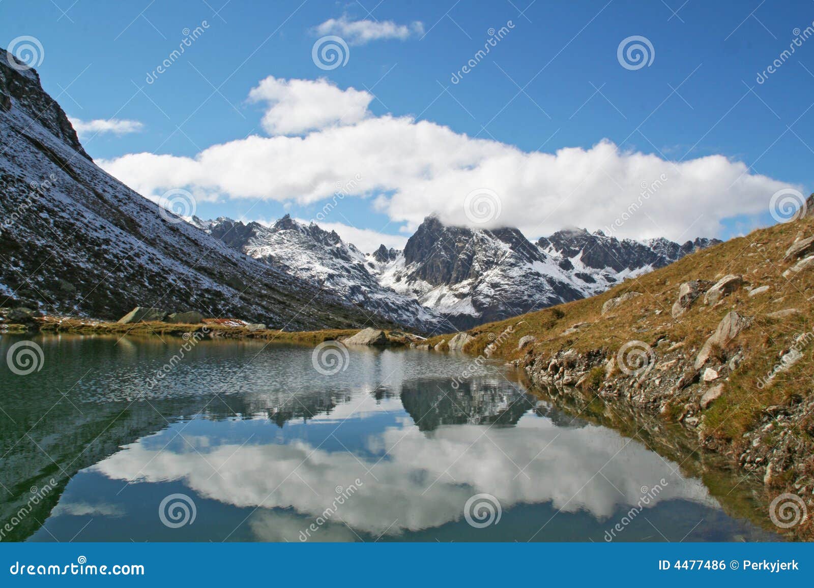 See in den Bergen stockfoto. Bild von alpen, felsen, wasser - 4477486