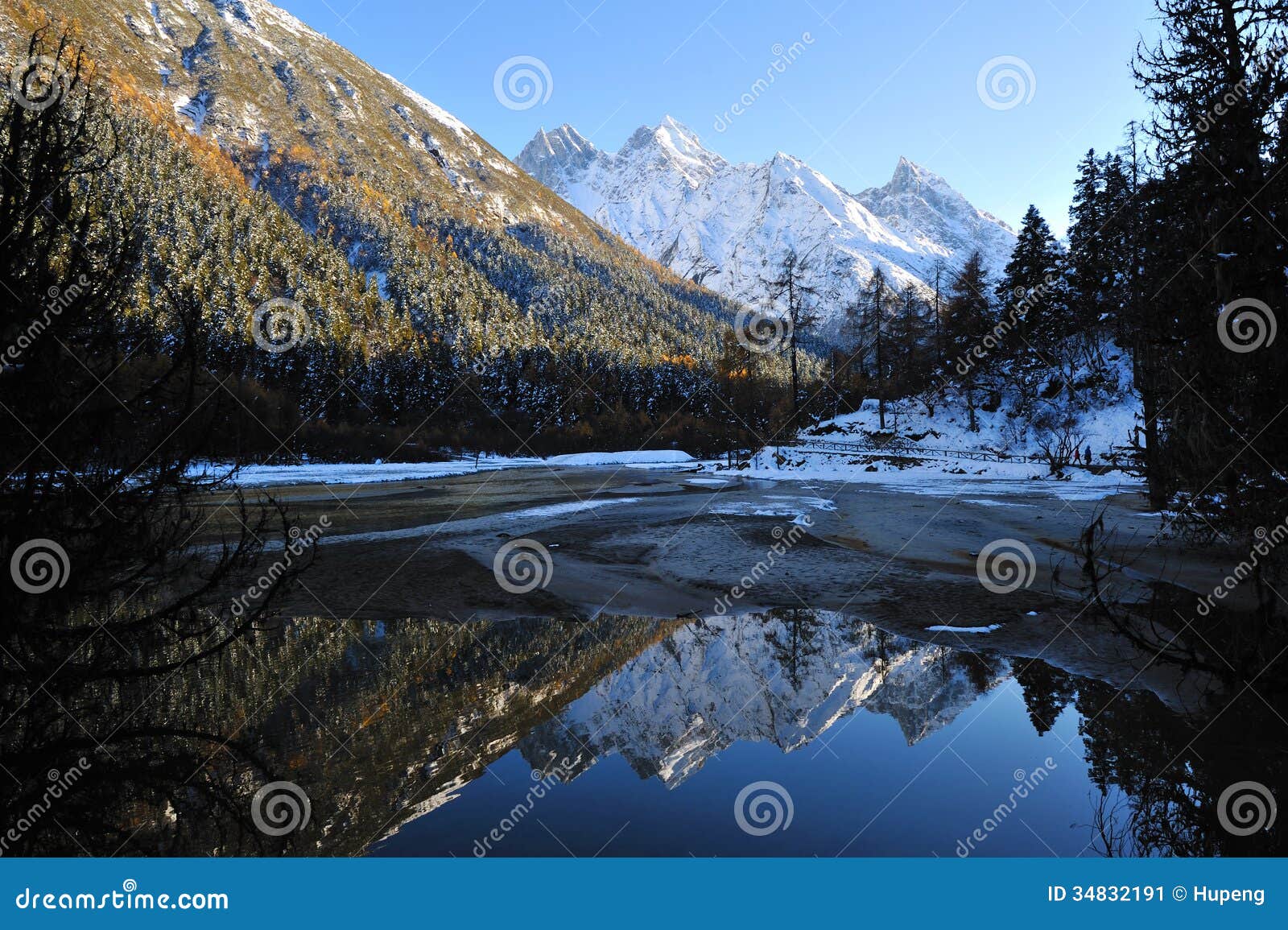 See mit Bergen im Herbst stockbild. Bild von sauber, umgekehrt - 34832191
