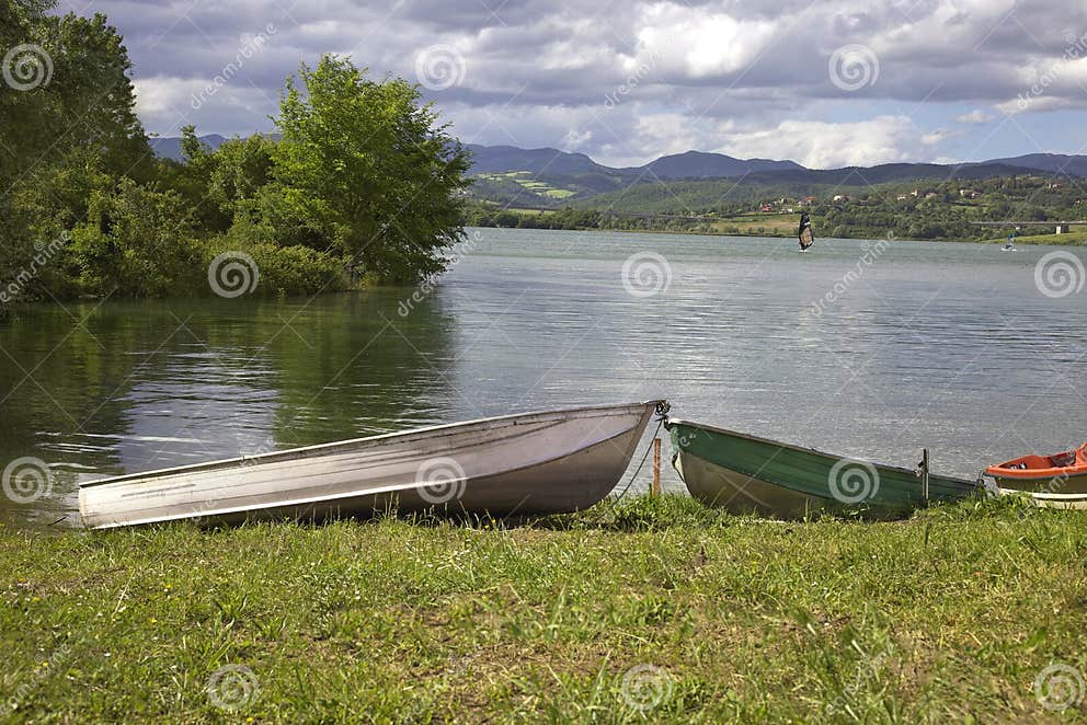 See mit Boot stockbild. Bild von boote, welle, schatten - 32512021