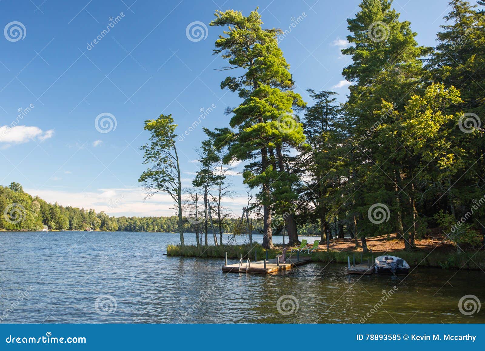 See mit Boot und Pier stockbild. Bild von rasen, nave - 78893585
