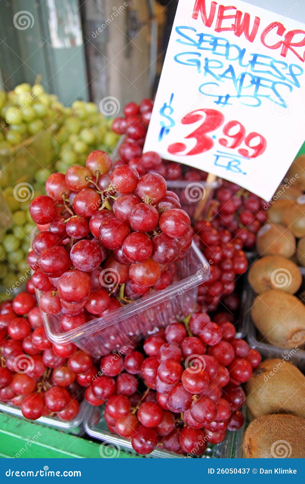 Seedless grapes on market stock image. Image of nutritious - 26050437