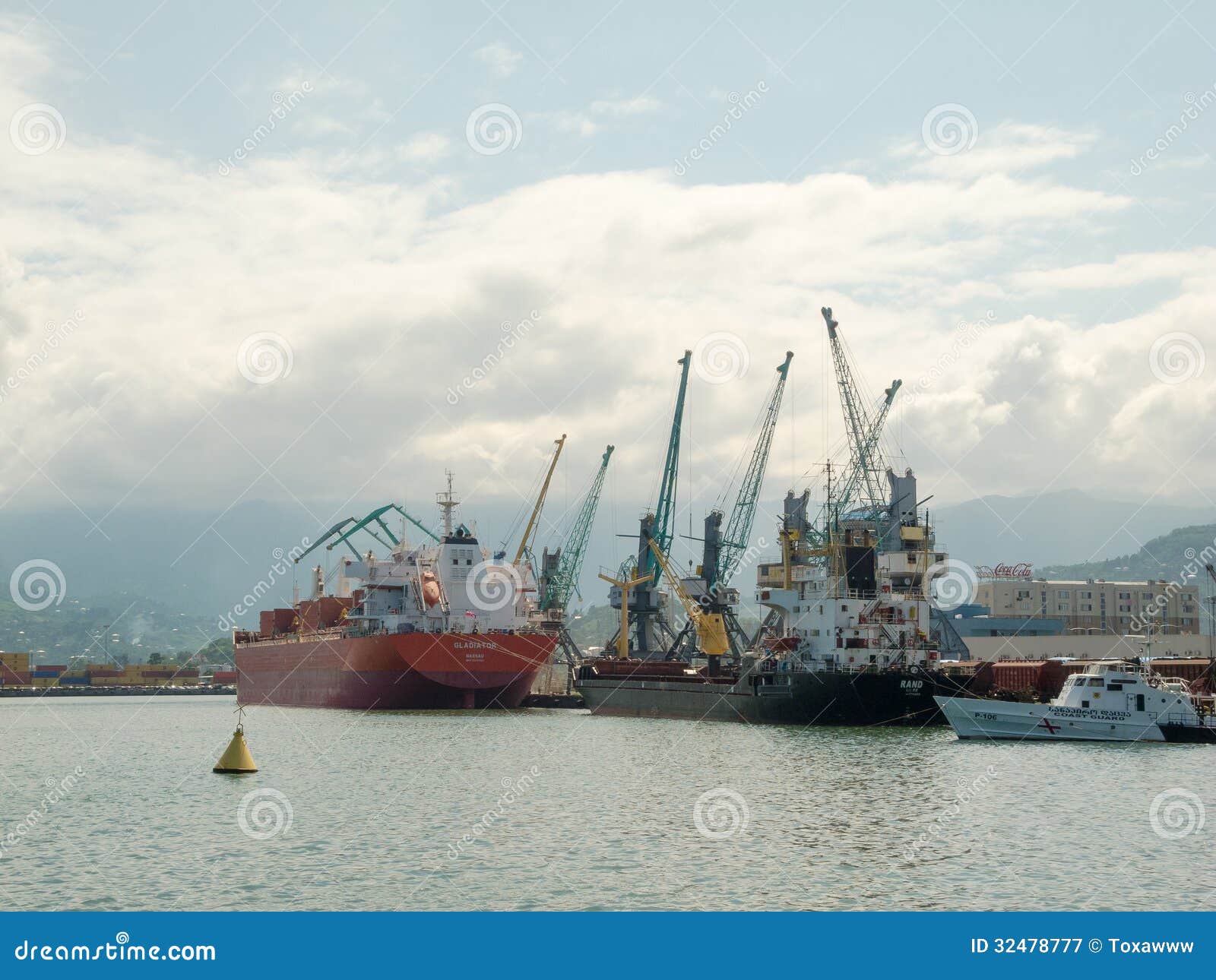 Seehafen Batumi redaktionelles stockfotografie. Bild von schlepper ...