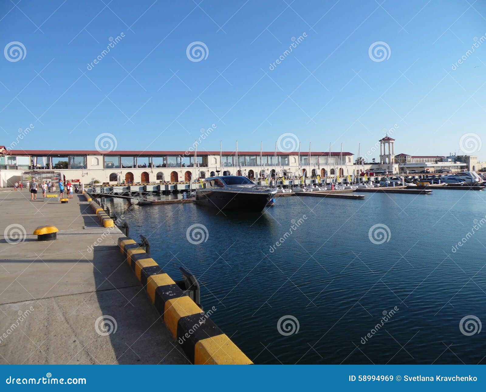Seehafen Sochi, Damm, Boote Und Yachten Redaktionelles Stockbild - Bild ...