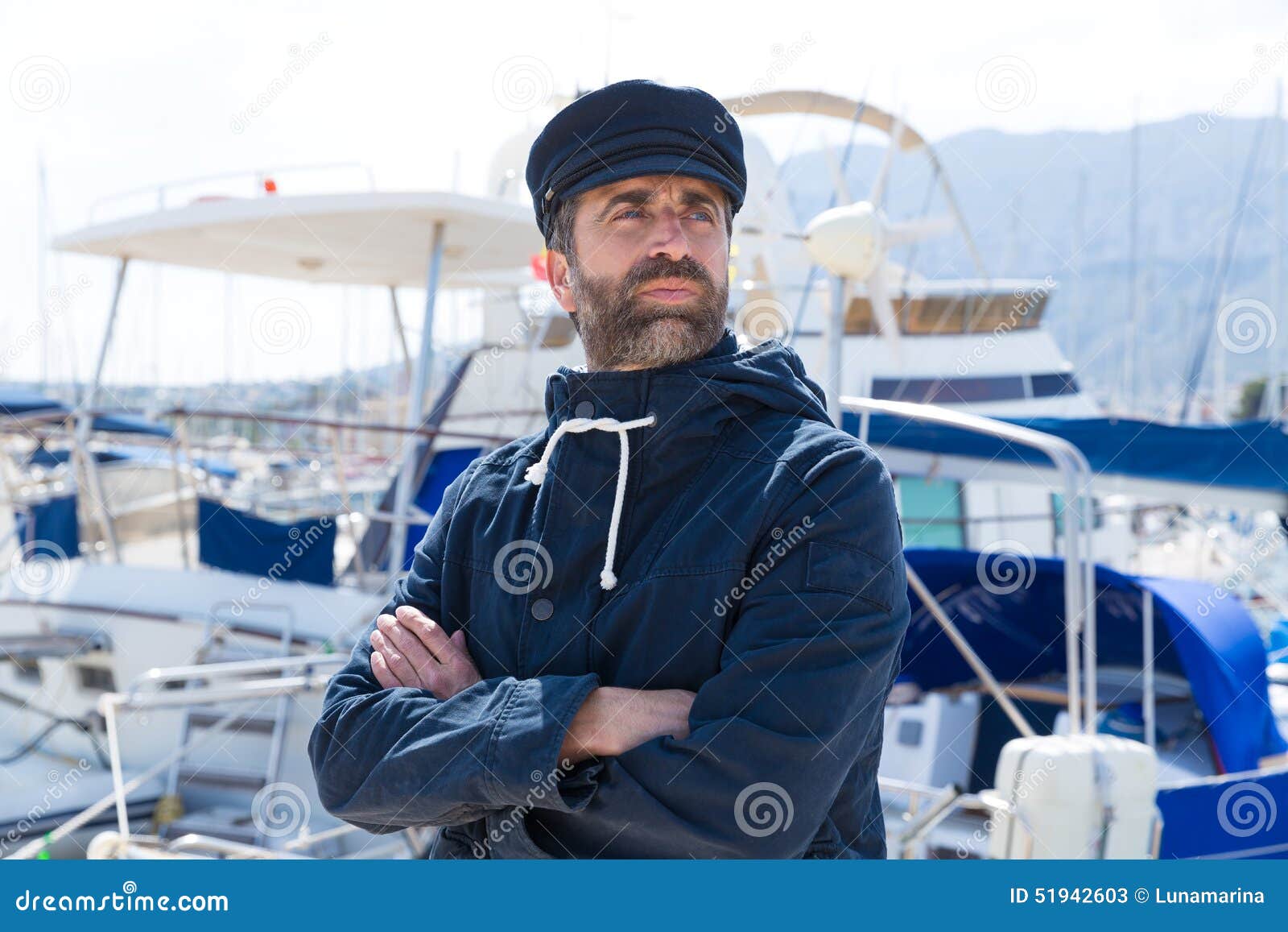 Seemann Im Jachthafenhafen Mit Bootshintergrund Stockbild - Bild von ...