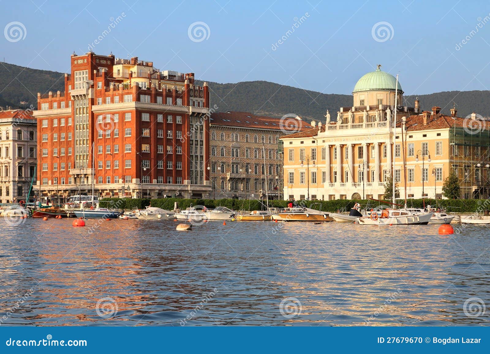 Seeseite in Triest, Italien Stockfoto - Bild von gebäude, kanal: 27679670
