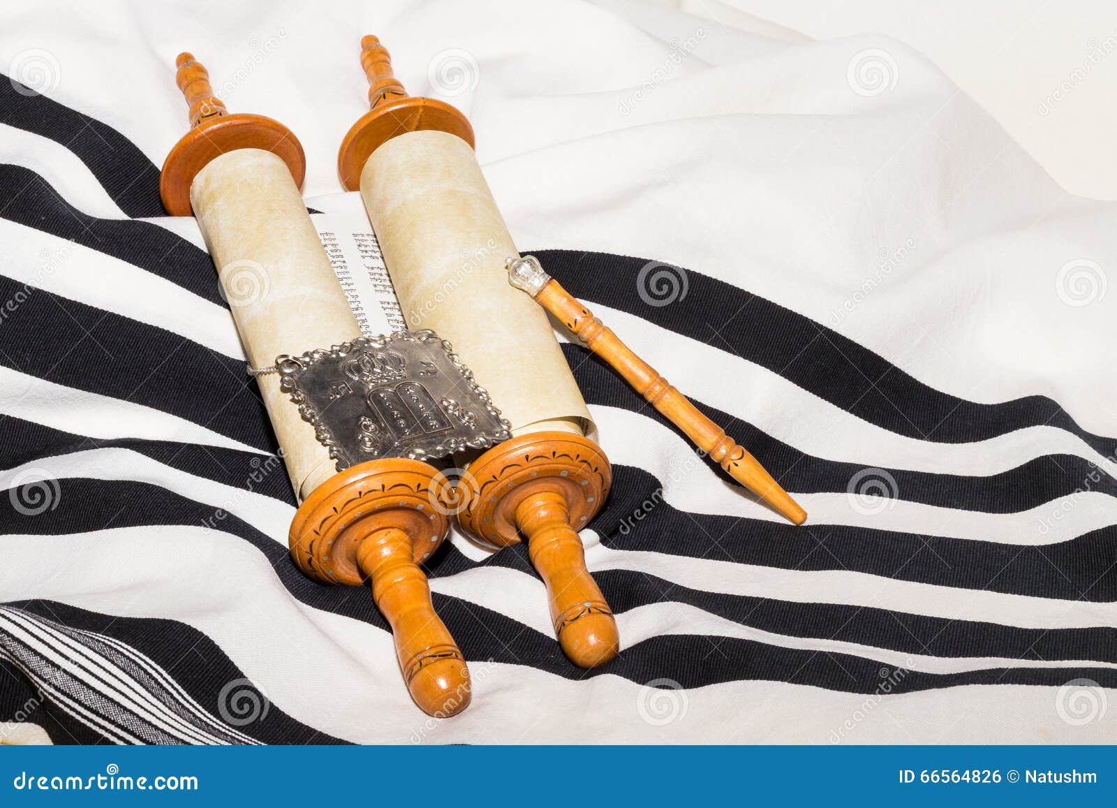 Sefer Torah (biblia), Con El Talit Foto de archivo - Imagen de caso ...