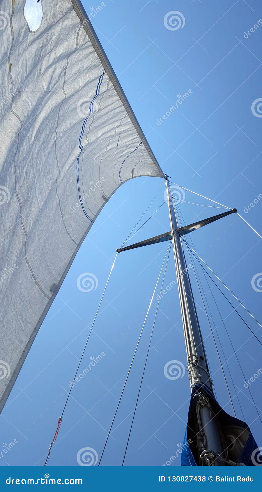 Segel einer Segeljacht stockfoto. Bild von segel, mast - 130027438