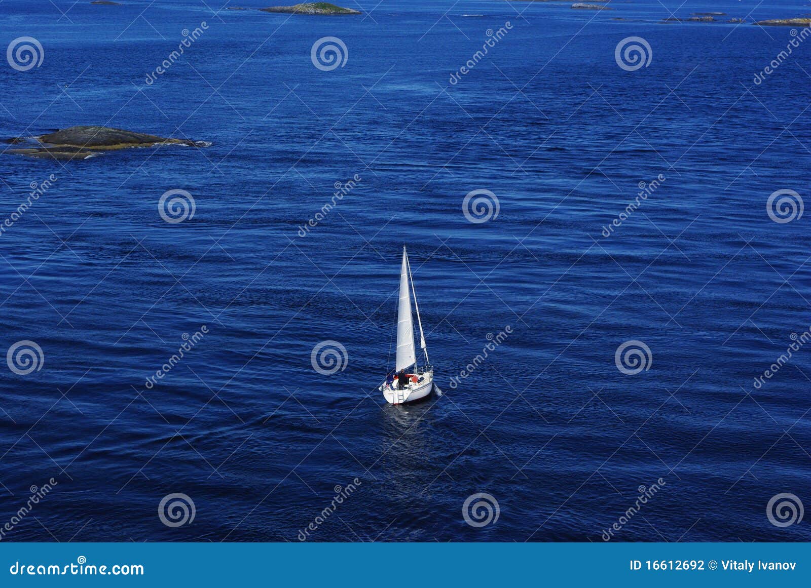 Segelboot auf dem Meer stockfoto. Bild von ozean, rowboat - 16612692