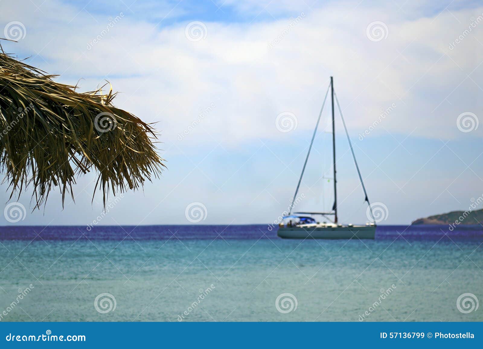 Segelboot auf dem Meer stockbild. Bild von griechenland - 57136799