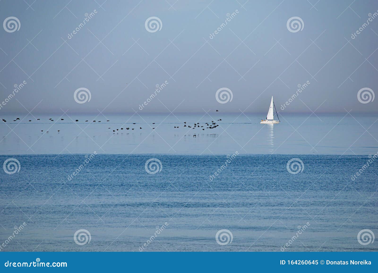 Segelboot Auf Ruhiger, Leerer See Stockbild - Bild von segeln, ruhe ...