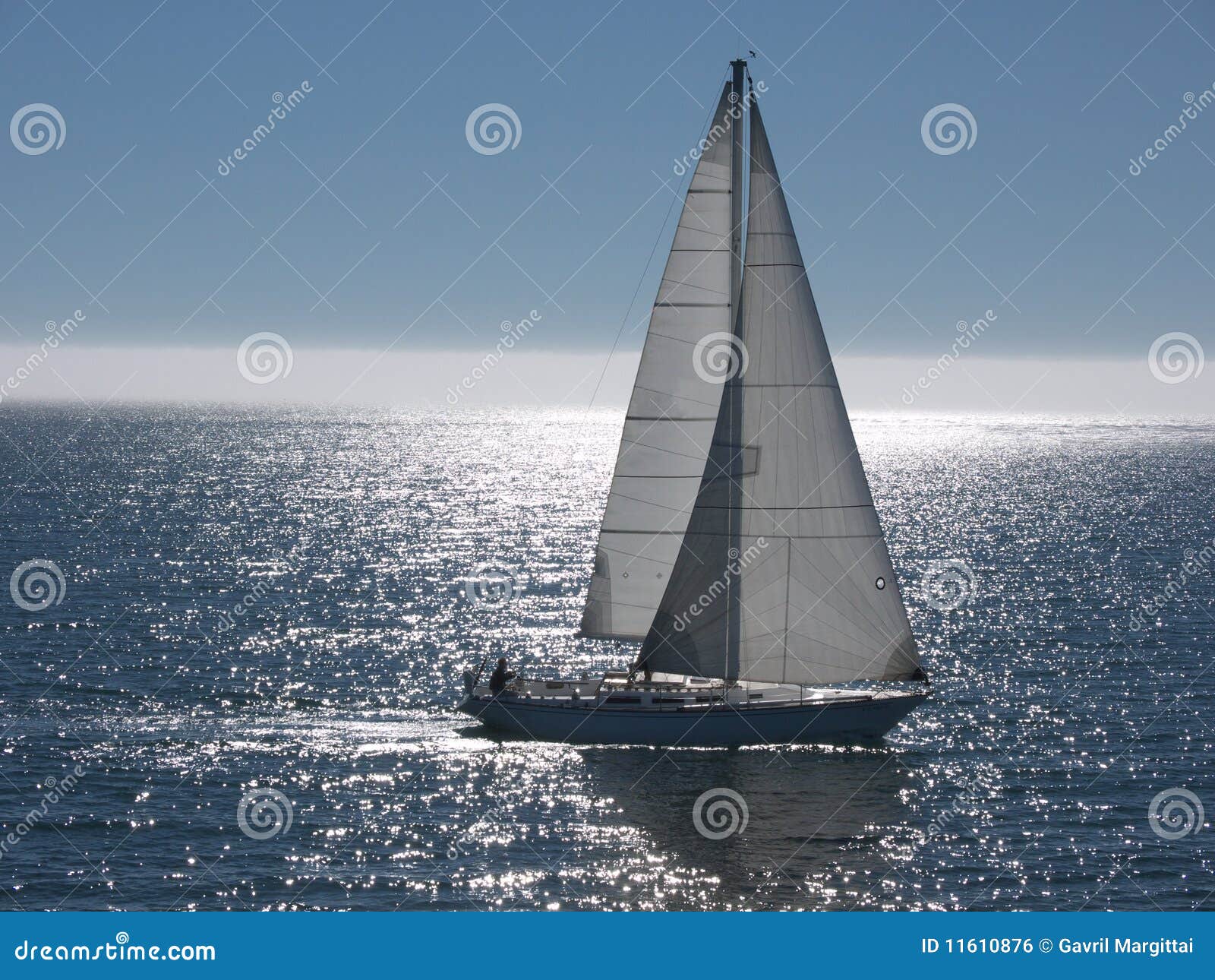 Segelboot, Das Auf Ruhigem Meer Gleitet Stockfoto - Bild von sonne ...