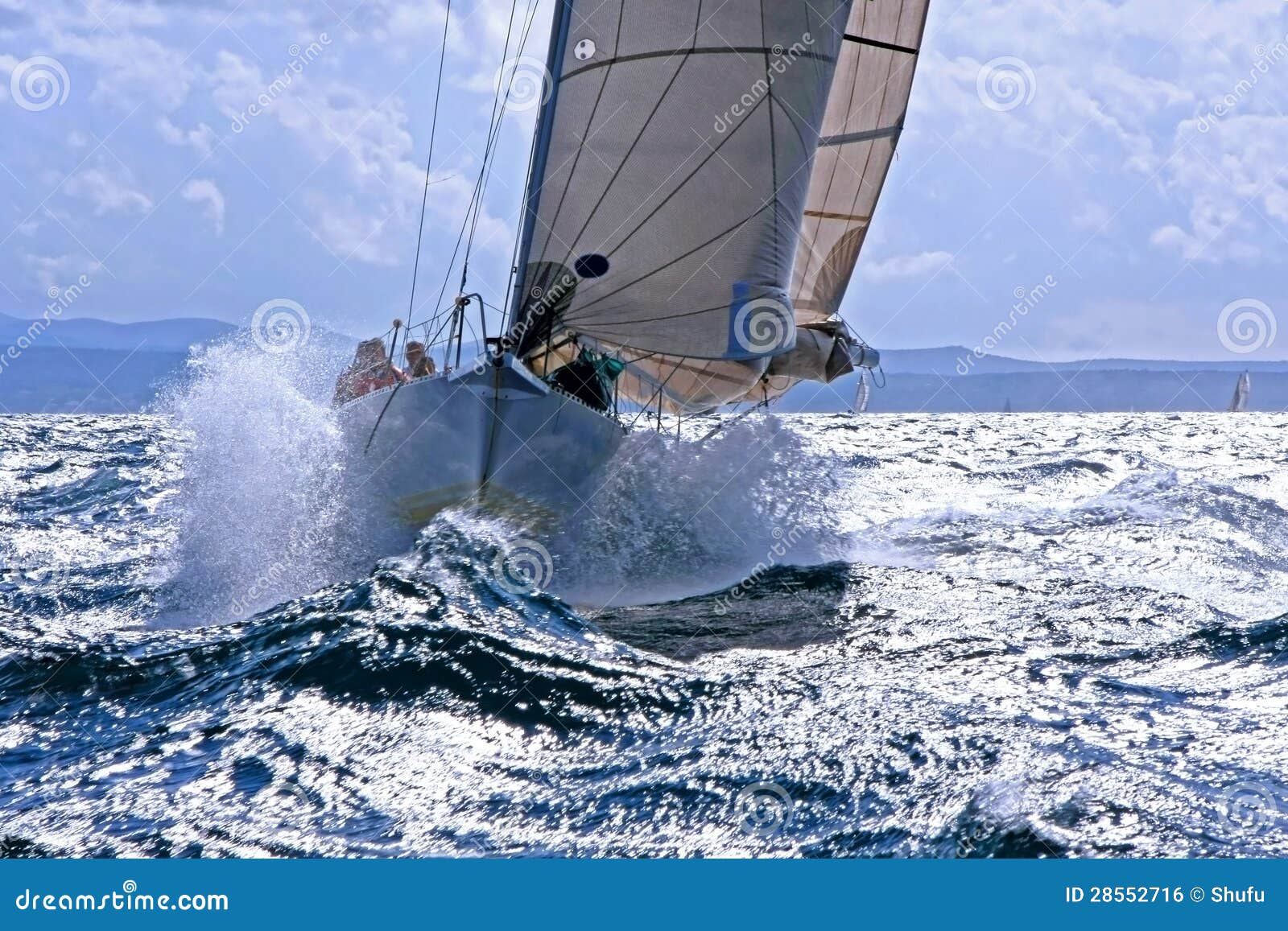 Segelboot, Das Durch Die Spritzende Welle Bricht Stockfoto - Bild von ...