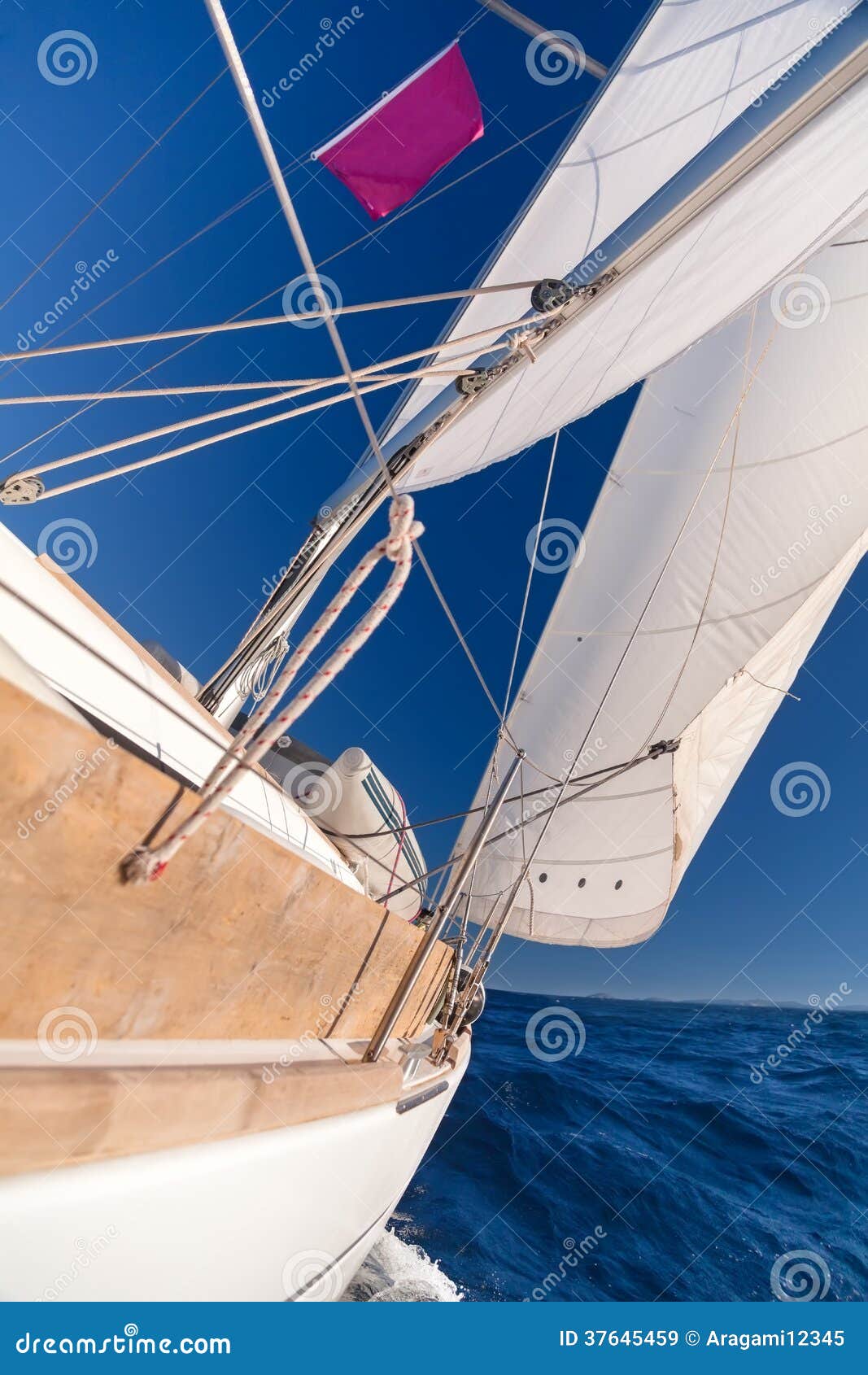 Segelboot im Meer stockbild. Bild von landschaft, drehzahl - 37645459