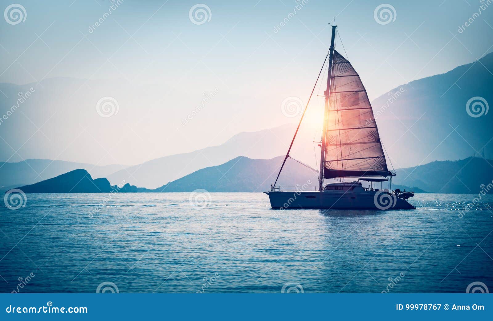 Segelboot im Meer stockbild. Bild von berge, berg, ozean - 99978767