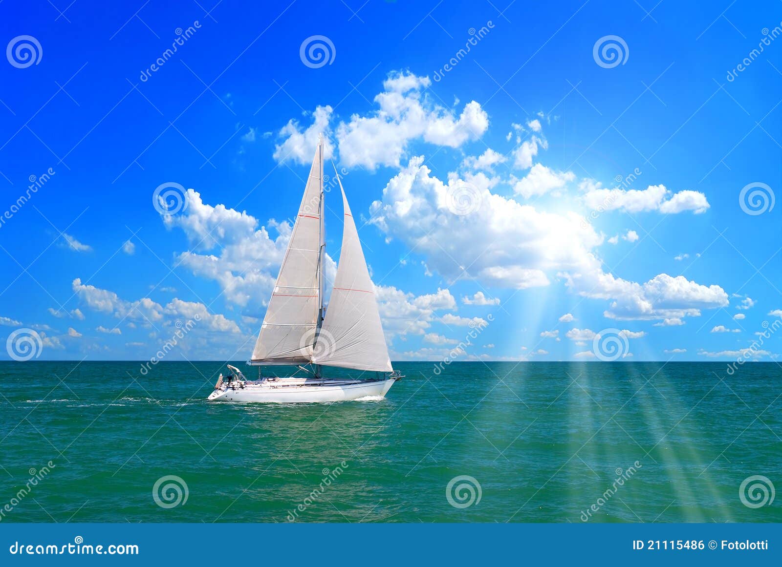 Segelboot Im Meer am Sommer Stockfoto - Bild von sommer, sport: 21115486