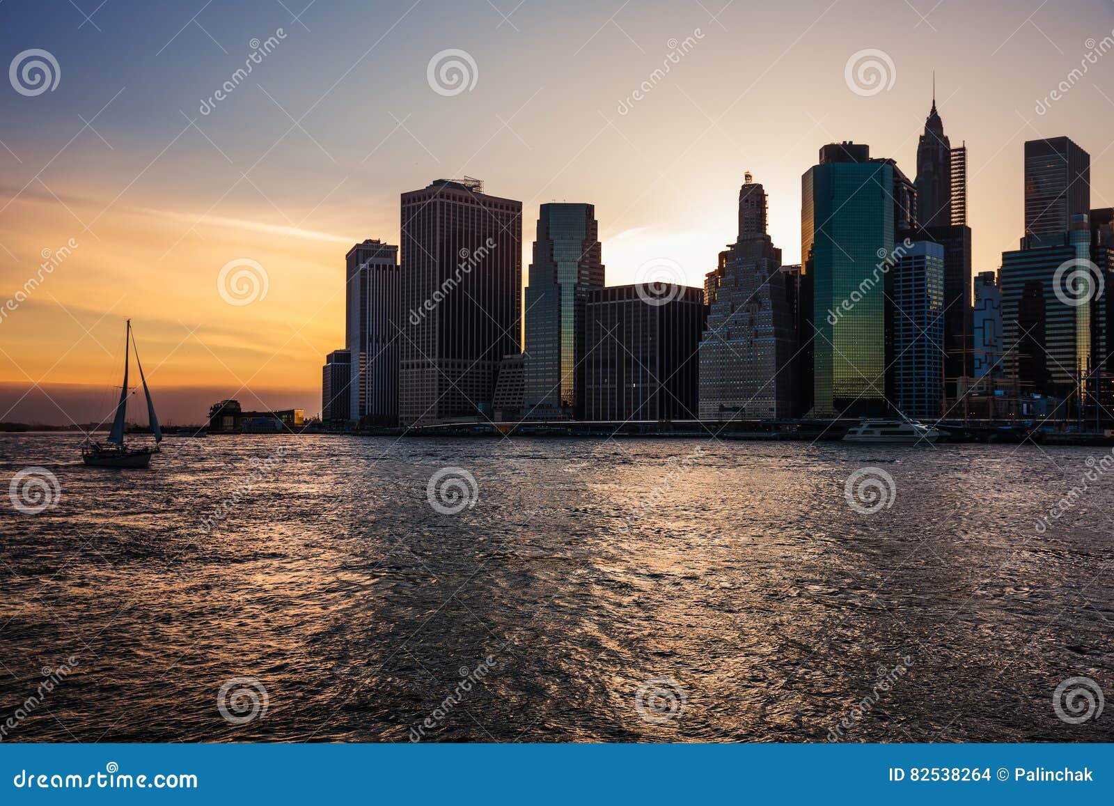 Segelboot Im Wasser Des East Rivers Stockfoto - Bild von zieleinheiten ...
