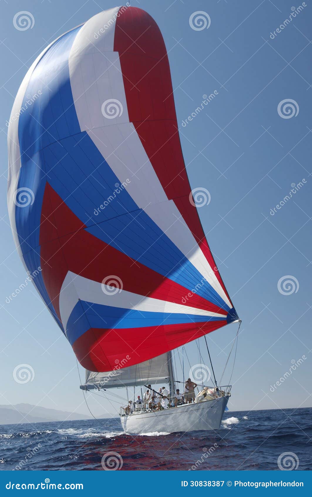 Segelboot im Yacht-Rennen stockbild. Bild von abenteuer - 30838387