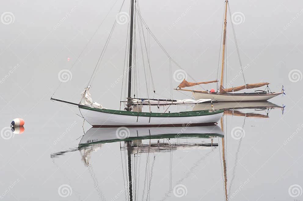 Segelboote am Anker stockbild. Bild von nebel, skiff - 28866323