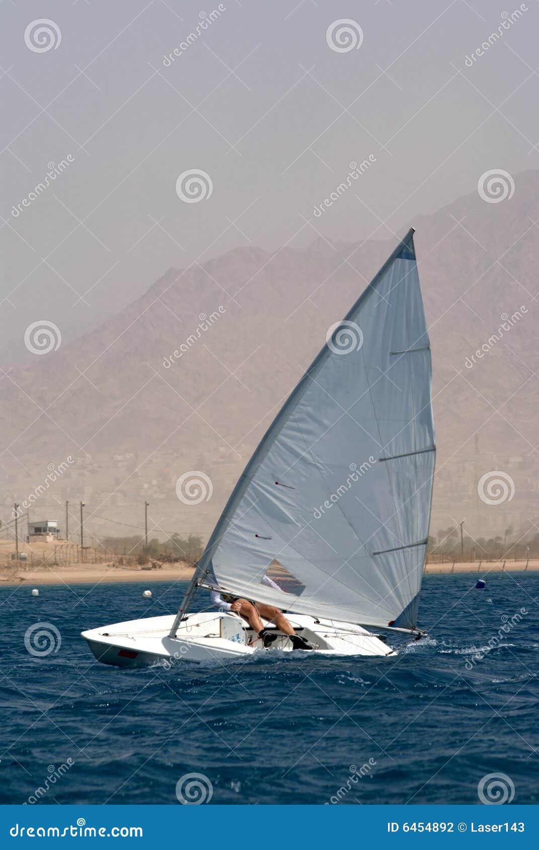 Segeln Auf Ein Kleines Segelboot Stockfoto - Bild von mannschaft ...