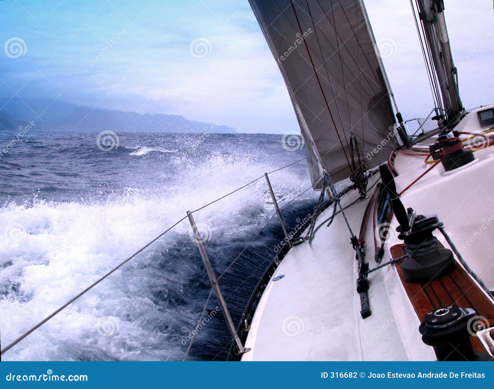 Segeln mit Wind stockfoto. Bild von segel, ferien, meer - 316682