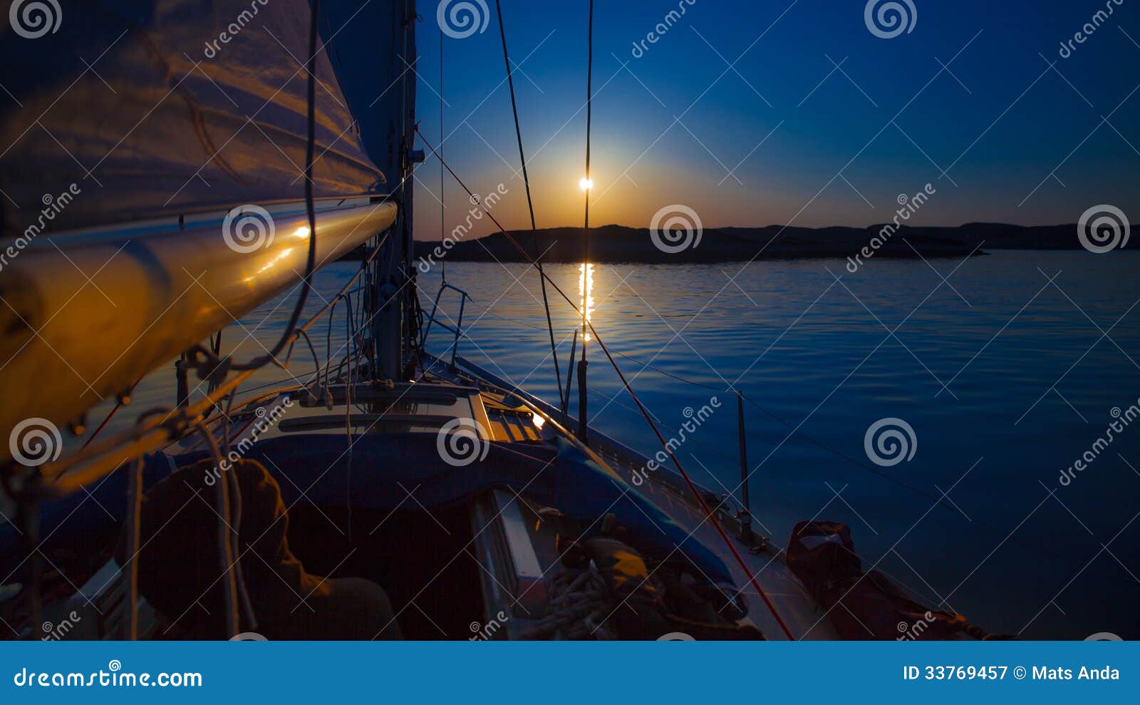 Segeln in Sonnenuntergang stockbild. Bild von nave, sonnenuntergang ...